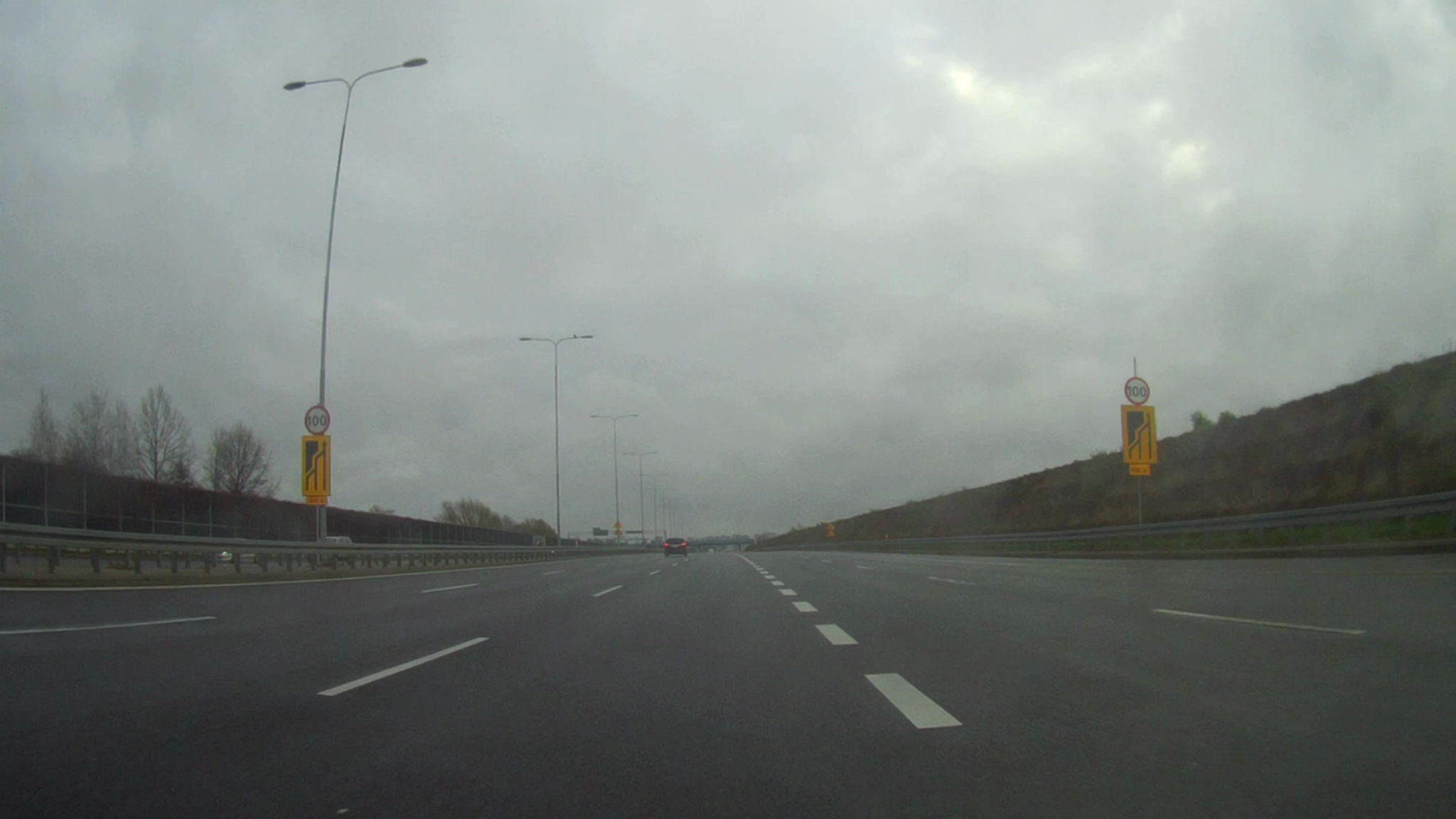 Pięć pasów ruchu i zakaz wyprzedzania… S2 w Warszawie – Usuń Znak